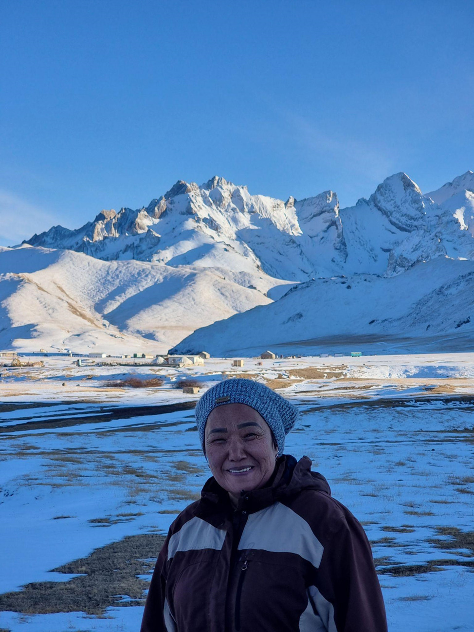 Au bord du Lac Kol-Suu au Kirghizistan : le camp de yourtes de Jyrgal ...