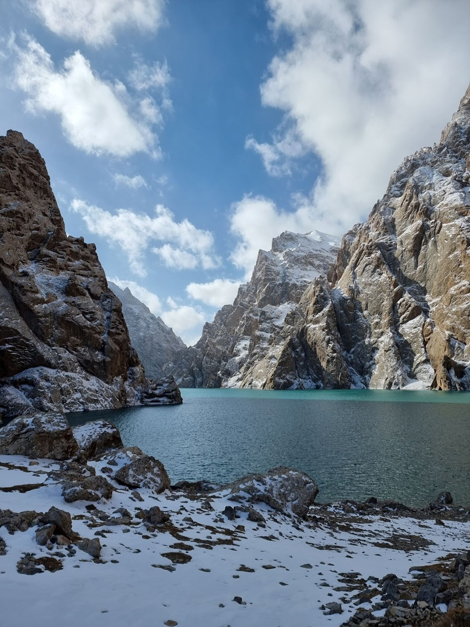 Au bord du Lac Kol-Suu au Kirghizistan : le camp de yourtes de Jyrgal ...
